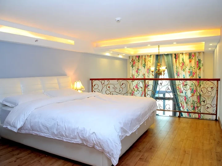 Eight Days Homestay -