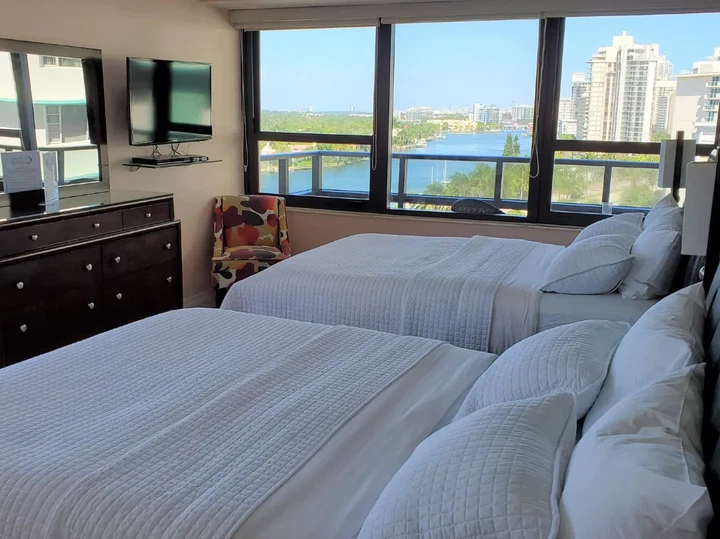 Beach-pool Corner Bachelorette Great Views - 1420 - North Miami Beach, FL