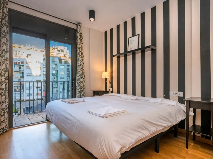 Amazing 2 Bedroom With Balcony In Eixample - Barcelona
