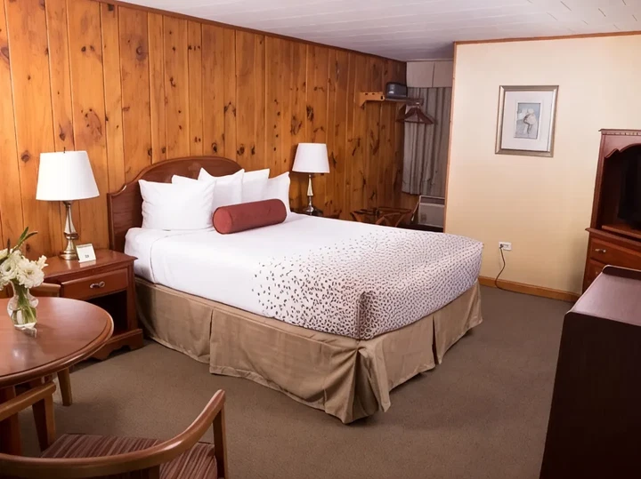 Knotty Pine Motel - Vermont