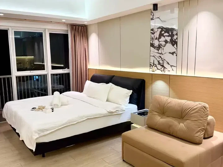 Venice Luxe Cozy Suite|netflix & Pool Access - Makati