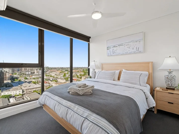 Immaculate Top Floor Views! 2bed/2bath/1car/pool - Brisbane