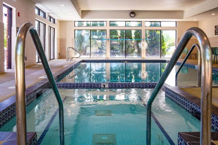 Comfort Inn & Suites Nw Milwaukee - Brookfield, WI