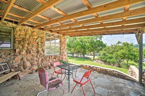 Enchanting Hilltop Cottage In Medicine Park! - Medicine Park, OK