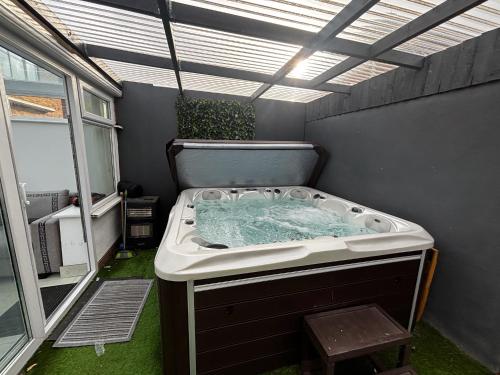Semi Detached City Retreat - Jacuzzi - Pool Table - Driveway Parking - Cardiff