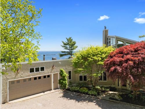 Elegant Ocean View Home With Breathtaking Views, Private Hot Tub & Large Deck - Camden, ME