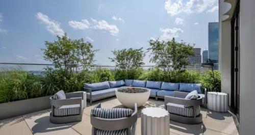 Back Bay Central Penthouse With Gym Parking In Unit Washer Dryer - New England Aquarium, Boston