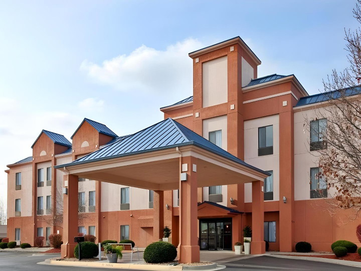 Spark By Hilton Lansing - Leavenworth, KS