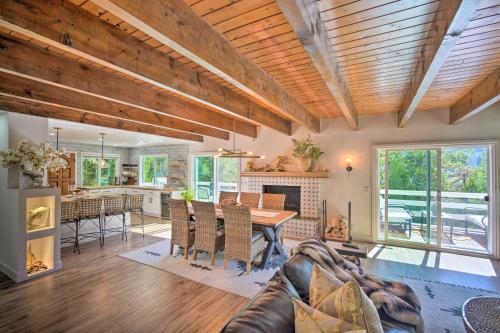 Picturesque Cabin: 2 Balconies, Walk To Lake! - Crestline, CA
