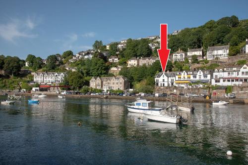 Large House In Looe, Near Beach And Bars With Great Views, Free Parking And Free Access To A Nearby - Looe
