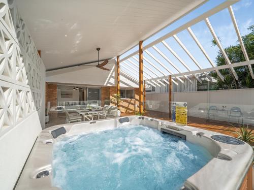 Coastal Comfort With A Private Spa Retreat - Margate, Australia