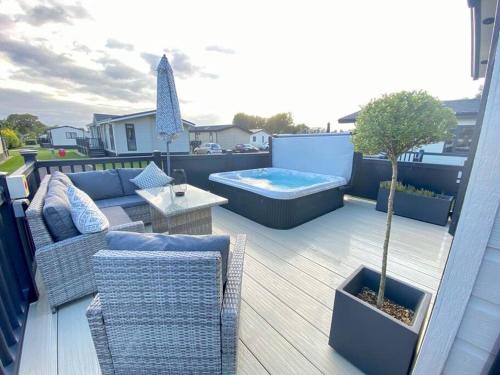 Burford, Hot Tub Lodge - 