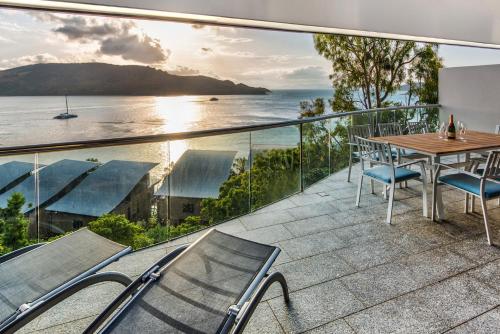 Waves 5 Luxury 3 Bedroom Breathtaking Ocean Views Central Location - Hamilton Island