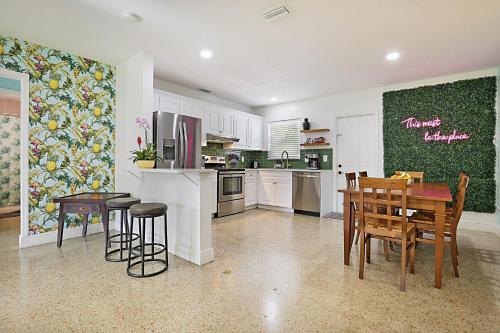 Tropical Escape Near Beach! Tons Of Parking! - Boynton Beach, FL