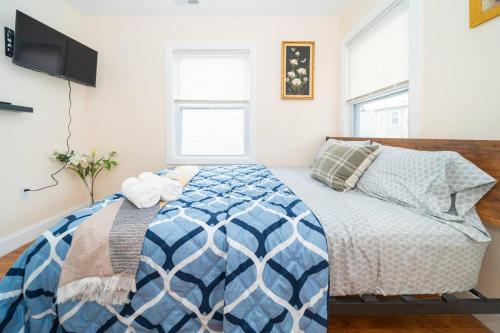 Tranquil 3br Boston Apt W Balcony, Parking, Bathtub Near Franklin Park Zoo 303 - Boston, MA