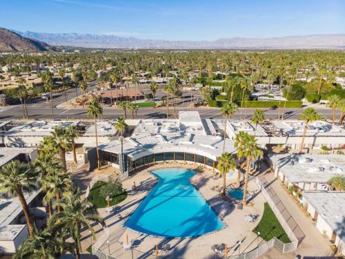 Mid-century Modern Gem With A Bbq Patio - Cathedral City, CA
