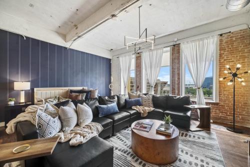 Skyscraper Loft | Pool Table | Bar & Dallas Views -