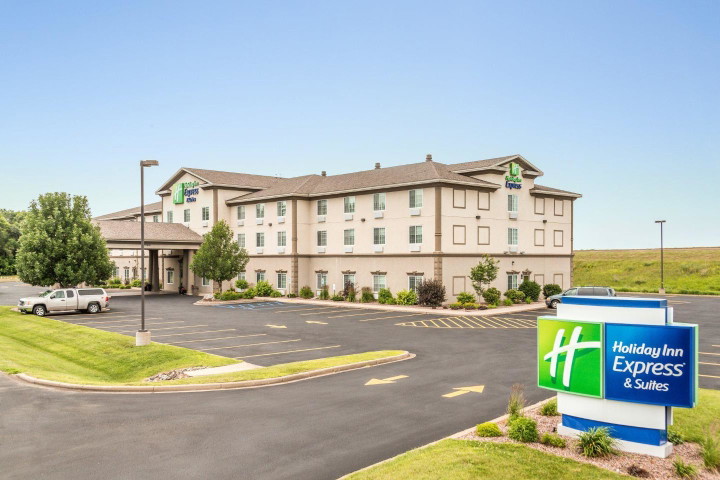 Holiday Inn Express Hotel & Suites Eau Claire North By Ihg - Chippewa Falls, WI