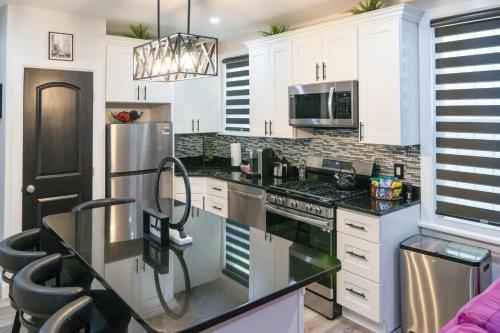 Hugh's And Nora's Place To Stay - New York City