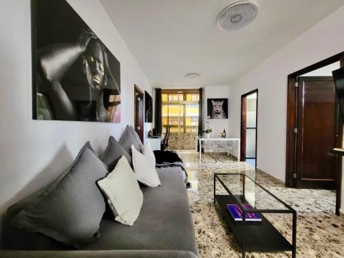 Affordable Holiday Accommodation For Large Families And Groups At Las Canteras Beach With 3 Bedrooms - Gran Canaria
