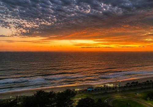 180 Panoramic View Of The Sea, Lagoon And Mountain At Barra Da Tijuca - Rio de Janeiro, Brezilya