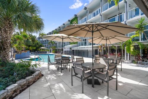 Ocean Blvd's Bright King Suite - Fort Lauderdale
