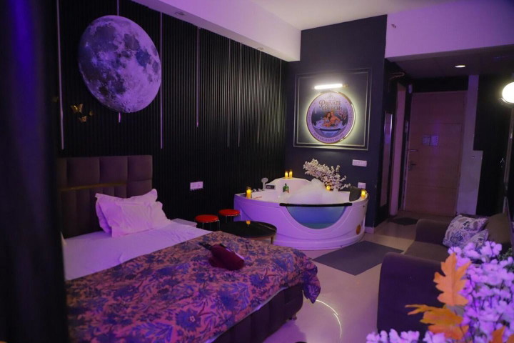 Lavish Jacuzzi @ Noida Ext, Gaur City Center Ncr - Noida