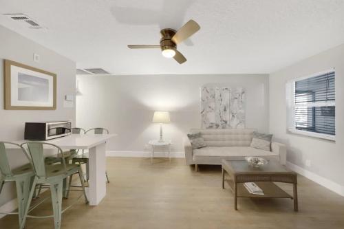 Beach Apart By Dream Vacation Unit 2 - West Palm Beach, FL
