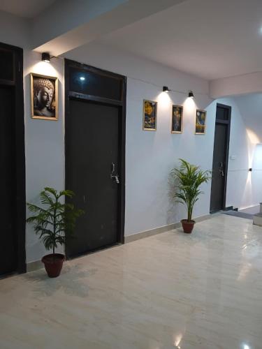 La Vie Livings Only For Female - Delhi