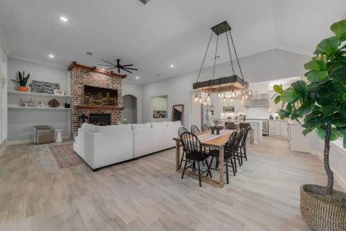 Modern 4br Retreat, Hot Tub, Game Room Near Dfw - Irving