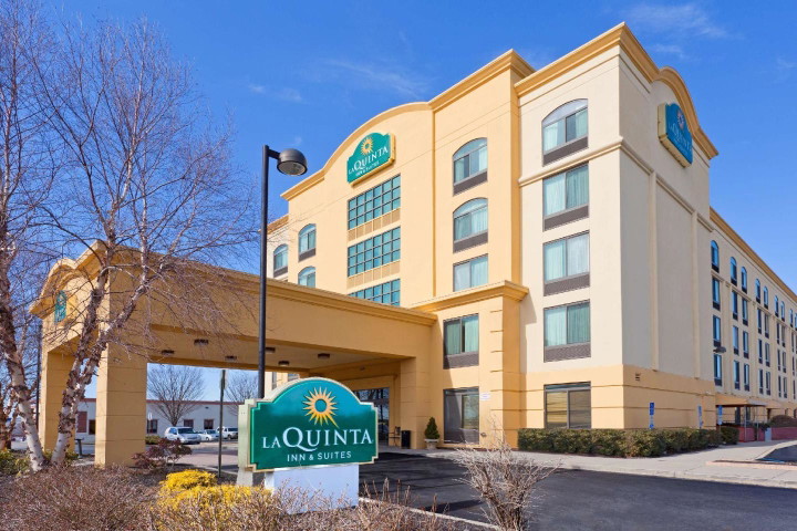 La Quinta Inn & Suites By Wyndham Garden City - Westbury, NY