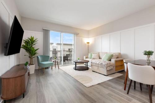 Warrenville Resort Style Apartments Near Downtown With Pool, Free Parking, Gym, Sauna & More - Naperville