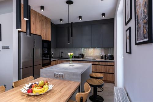 Prestigious Residence With Garden, Garage, And Elegant Rooms - Cracovia
