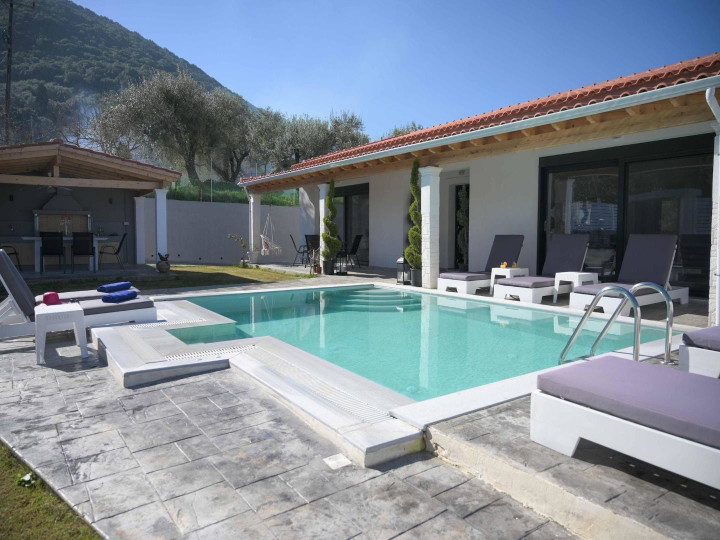 Villa In Messonghi With Pool And Sea Nearby - Corfu