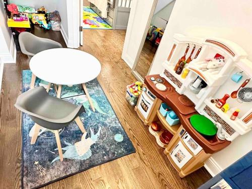 Beautifully Renovated House 10 Mins From Downtown -
