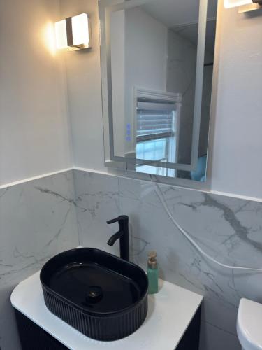 2 Full Beds And Desk 15 Min To Ewr - Newark, NJ