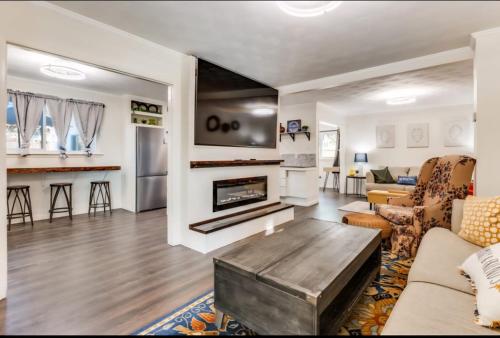 Pet Friendly Home With Hot Tub - Sleeps 8 - Irving, TX