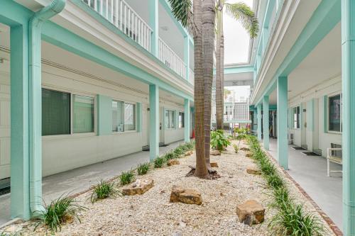 Bright Gulf Coast Escape - 8 Mi To John’s Pass! - St. Pete Beach, FL