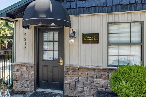 Sweet Surrender Cabin With Premier Amenities - Pigeon Forge, TN