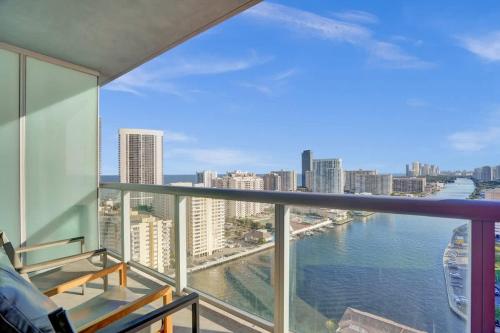Relaxing Studio Private Balcony Pool Beach - North Miami Beach, FL