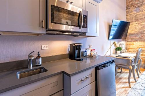 124 Lofts - Downtown Dundee - Walk To Dining - Elgin, IL