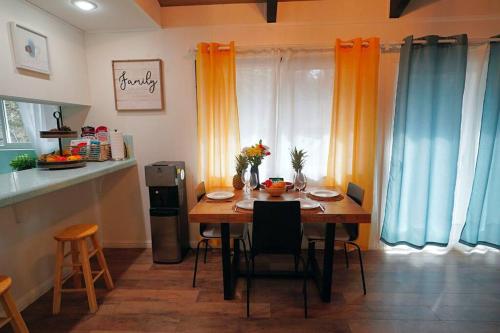 Beautiful Renovated Cozy Forest Home With Hot Tub In Crestline - Crestline, CA