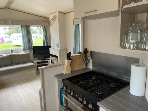 5 Mins Walk To Beach. 3 Bedroom Caravan. Sleeps 8 - Mersea Island