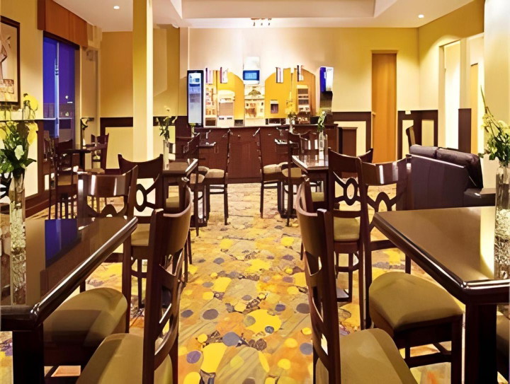 Holiday Inn Express & Suites Chicago North-waukegan-gurnee By Ihg - North Chicago, IL