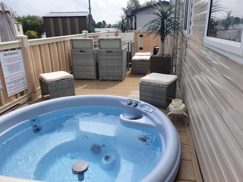 Relaxing Breaks With Hot Tub At Tattershal Lakes 3 Bedroom - Lincolnshire