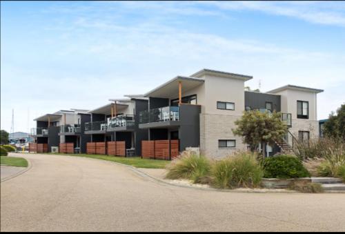 Captains Cove 1st Floor Spa Luxury Apartments - Free Netflix - Bairnsdale