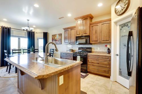 Fire Pit & Mountain Views: Horseshoe Bend Retreat - Page, AZ