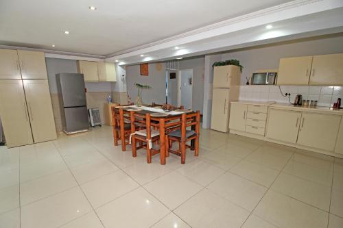 Peaceful 4 Bedroom Flat In Germiston With Wi-fi - Germiston