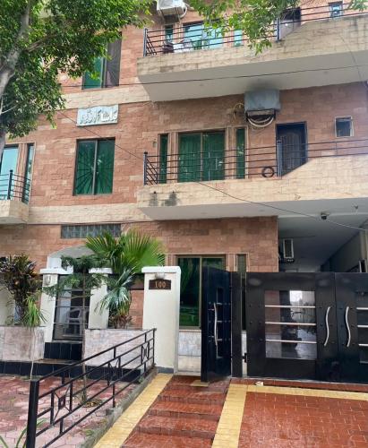 Spacious And Cozy 3 Bedroom Family Apartment - Lahore