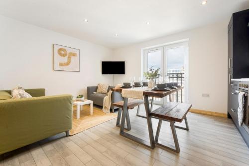 Spacious, Newly Renovated, Three Bedroom Town Centre Duplex Apartment With Free Parking, Sleeps Seve - Bournemouth